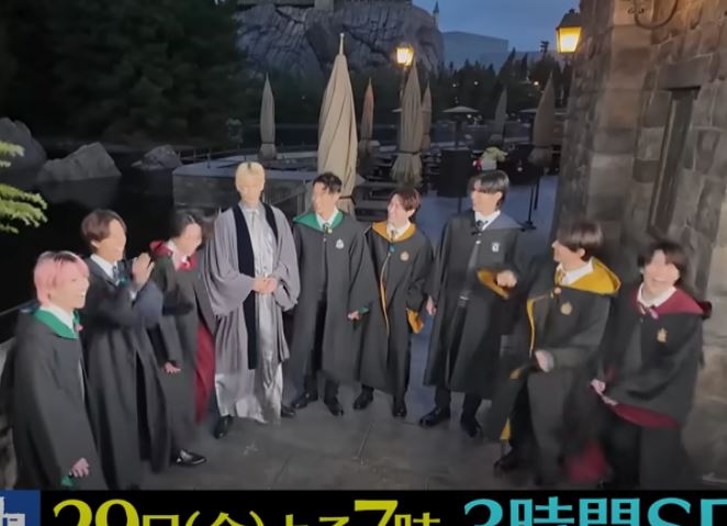 【それスノユニバーサル】メンバーが着てるマントの寮の色は? | SnowManの沼にはまって